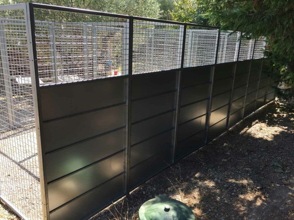 4 box per cani 3x2m ciascuno. Totale struttura 8x3m con possibilità di ...